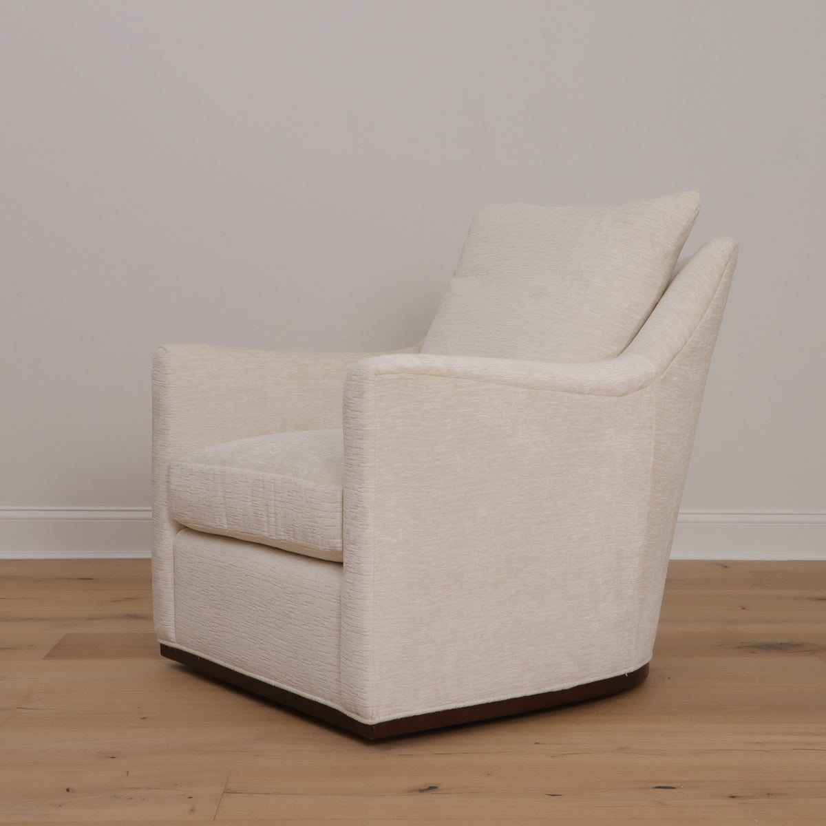 Jamestown Swivel Chair – English Traditions